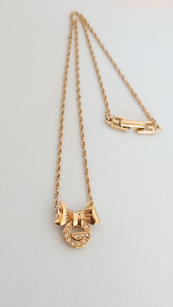 GIVENCHY ジバンシー リボン デザイン ネックレス ゴールド色 ラインストーン 良品 e5(ネックレス、ペンダント、チョーカー)｜売買されたオークション情報、yahooの商品情報を ...