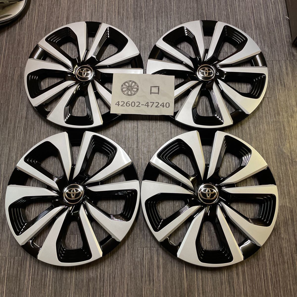 4枚 品 トヨタ純正部品 プリウスPHV DLA-ZVW52 15インチ 純正ホイールキャップ 4枚 品番：42602-47241/47240 ...