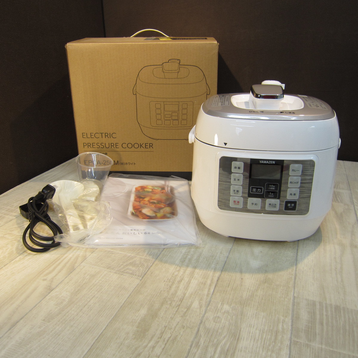 B0607 山善 電気圧力鍋 マイコン式 2.5L 圧力5段切替 ワンタッチ 簡単レシピ64種付き ホワイト EPCA-250M W(圧力鍋)｜売買されたオークション情報、yahooの商品情報 ...