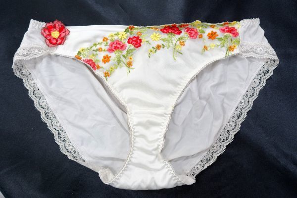 r2_9475 主婦31歳 人妻 Lv 5+++ ワコール L'ge 繊細花刺繍 白 ショーツ おススメ パンツ 女性LL 下着 訳あり 整理品 エコ(スタンダード)｜売買されたオークション ...