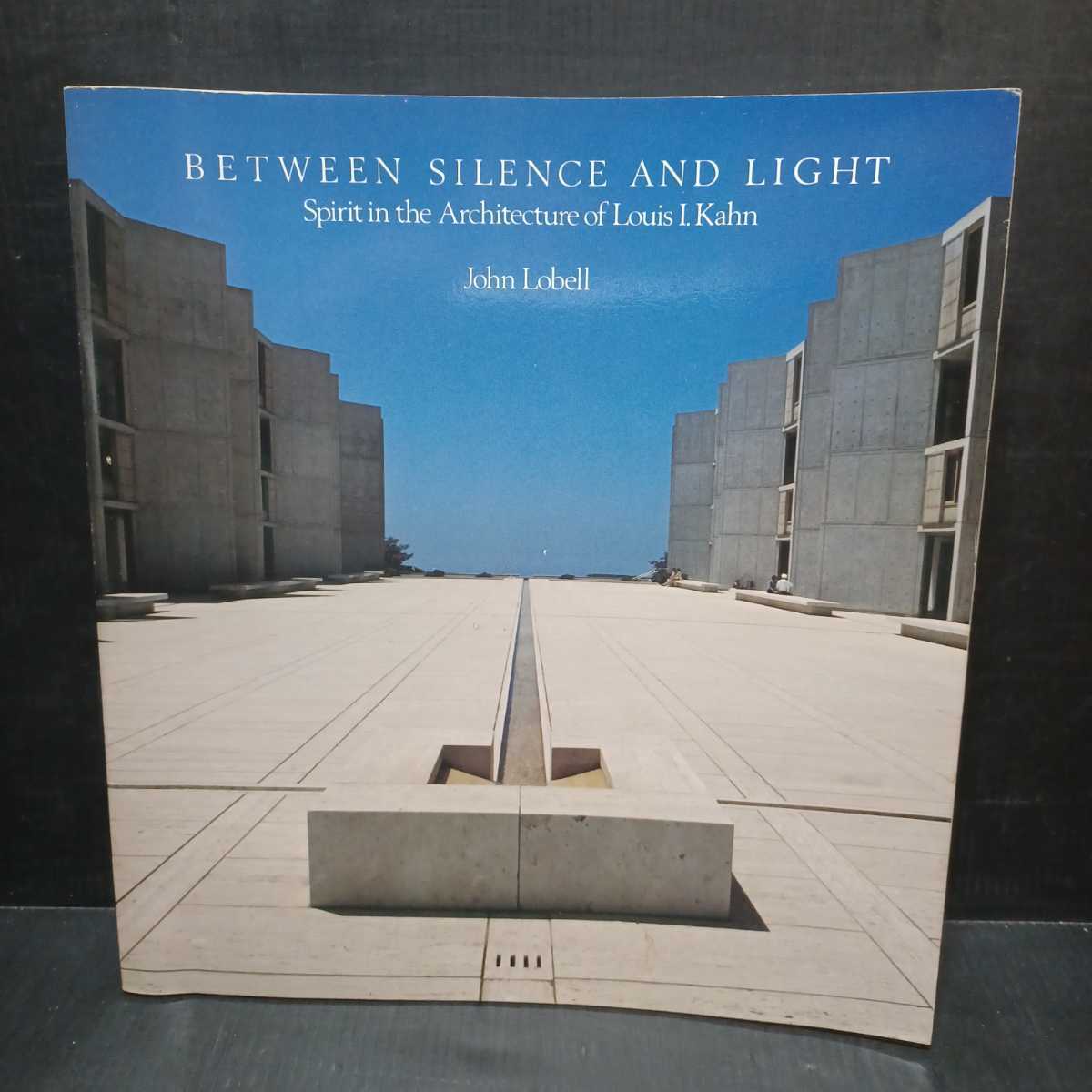 ルイス カーン BETWEEN SILENCE & LGHT Louis Kahn John Lobell 著 イェール大学美術館 等(建築 ...