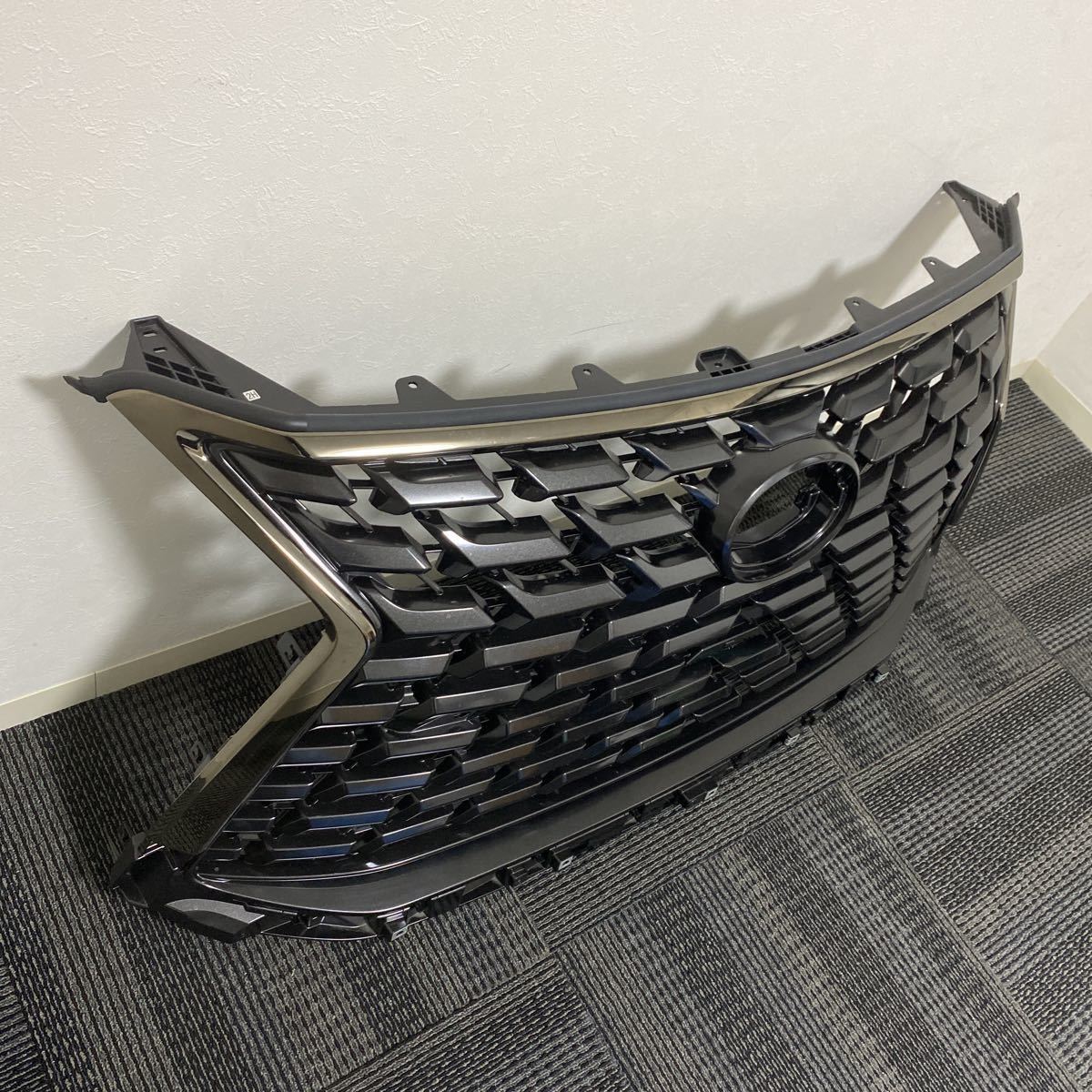 新車外し 超 北米仕様 レクサス URJ201W LX570 純正 フロント グリル ラジエターグリル スピンドルグリル ポン付け可能 ...