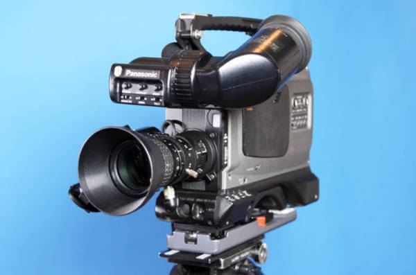 業務用 パナソニック 16:9 収録 ビデオカメラ AJ-D215(プロ用、業務用)｜売買されたオークション情報、yahooの商品情報をアーカイブ公開 - オークファン（aucfan.com）