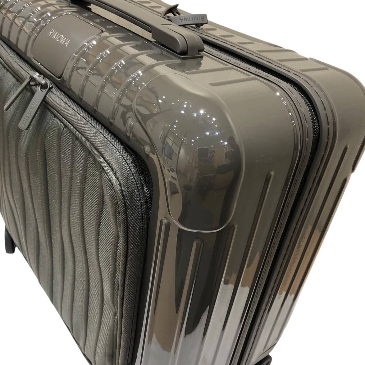 RIMOWA リモワ Essential Sleeve コンパクト 31L グレー系 スーツケース(リモワ)｜売買されたオークション情報、yahooの商品情報をアーカイブ公開 - オークファン ...