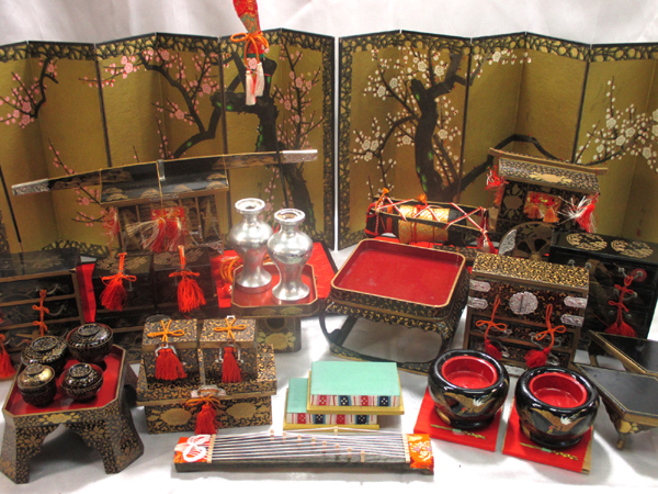 3602 木製 雛道具 大量セット/雛飾 屏風三荷揃火鉢駕籠御所車(ひな人形)｜売買されたオークション情報、yahooの商品情報をアーカイブ公開 - オークファン（aucfan.com）