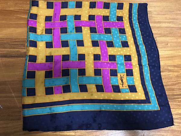 Yves Saint Laurent イヴ サンローラン 大判 スカーフ シルク100% 87cm×90cm(イヴ・サンローラン)｜売買されたオークション情報、yahooの商品情報をアーカイブ ...
