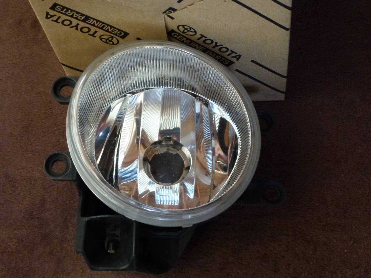 トヨタ プリウス ZVW30 後期 純正 フォグランプ 左 KOITO 12-580 L 81221-47010(トヨタ用)｜売買された ...