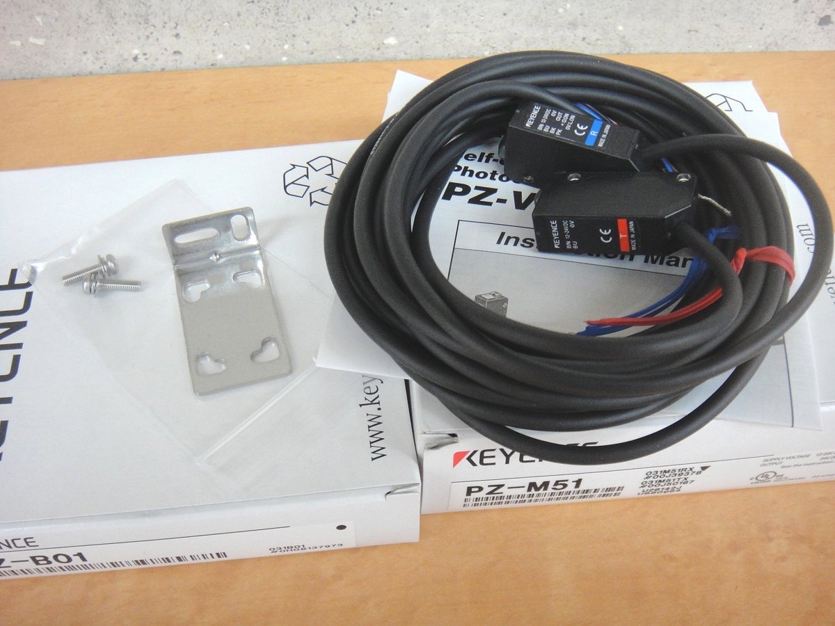 9202 KEYENCE キーエンス PZ-M51 アンプ内蔵型光電センサ 角型 透過型 ケーブルタイプ PZ-B01 標準取付金具付き(その ...