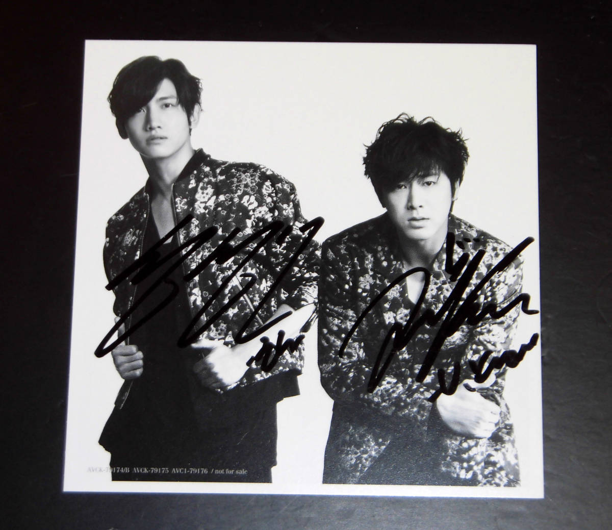 東方神起 直筆サイン入り 日本シングル Hide&Seek/Something ジャケットカード(その他)｜売買されたオークション情報、yahooの商品情報をアーカイブ公開 - オークファン ...