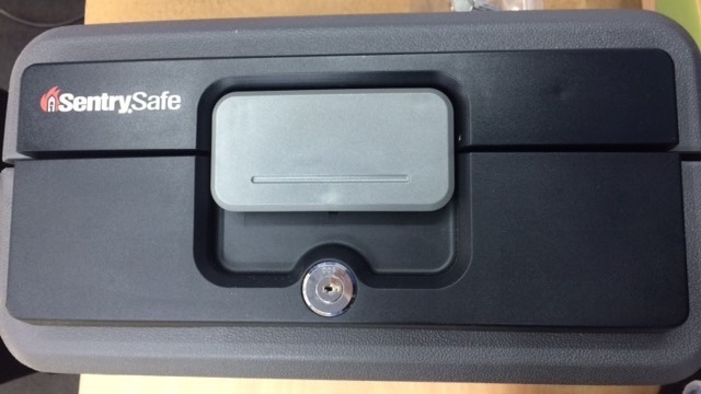 セントリー日本 Sentry Safe ファイアーセーフ ポータブル 耐火保管庫 HD2100(金庫)｜売買されたオークション情報、yahooの商品情報をアーカイブ公開 - オークファン ...