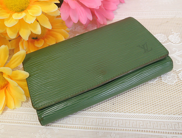 ルイヴィトン エピ 二つ折り財布 ポルトモネ ビエ トレゾール グリーン M63504 L字ファスナー Louis Vuitton ...