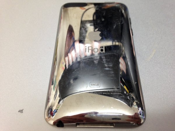 バッテリー良好 64GB Apple iPod touch 第 3 世代 A1318/MC011J ブラック F8FCW(iPod touch ...