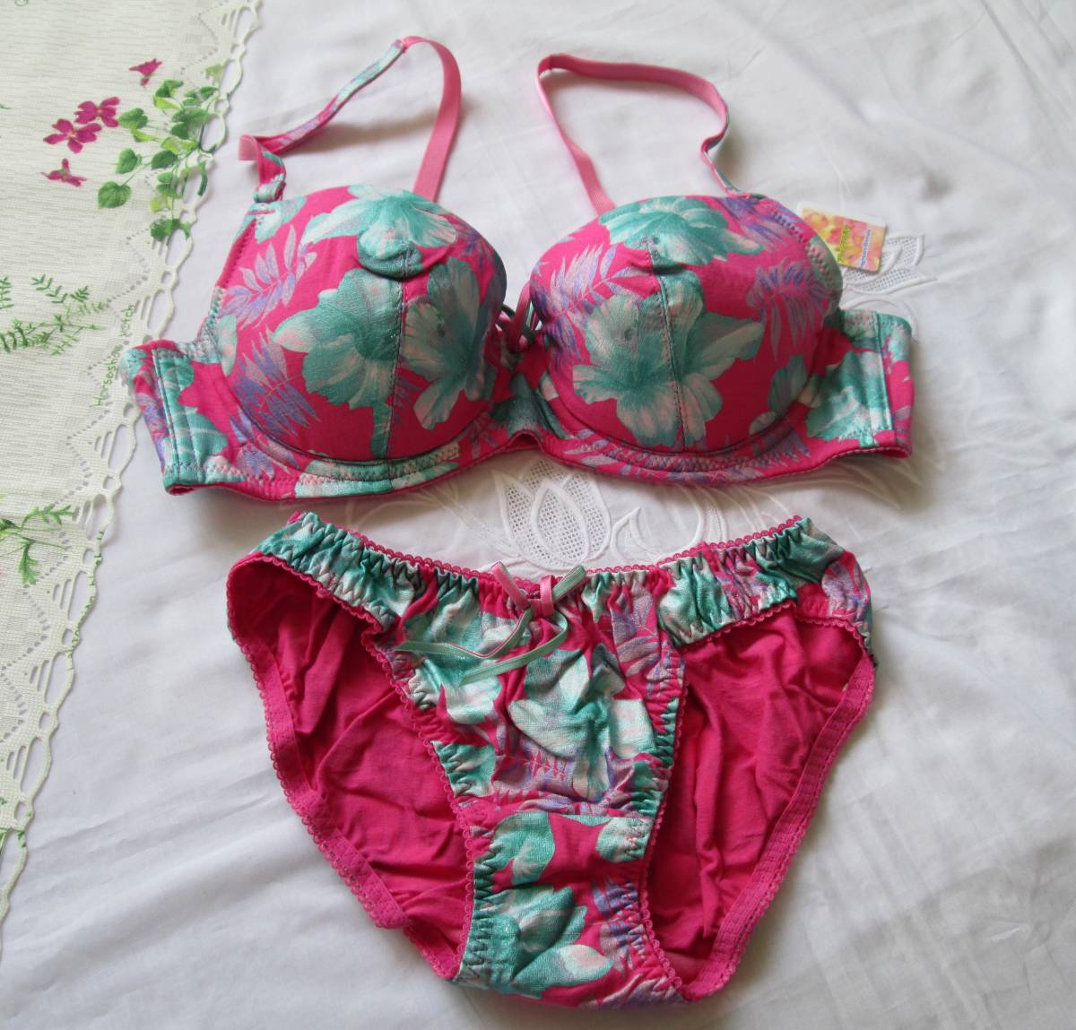 ピンクにエメラルドグリーンのハイビスカス ブラジャー＆ショーツ D65(65以下)｜売買されたオークション情報、yahooの商品情報をアーカイブ公開 - オークファン（aucfan.com）