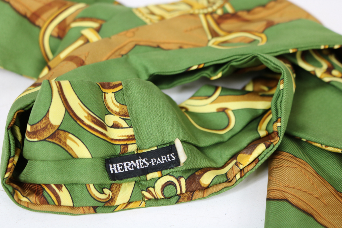 HERMES 正規品 エルメス スカーフ バッグ スカーフ リボン型 絹100％ シルクスカーフ グリーン ゴールド23RFI(スカーフ ...