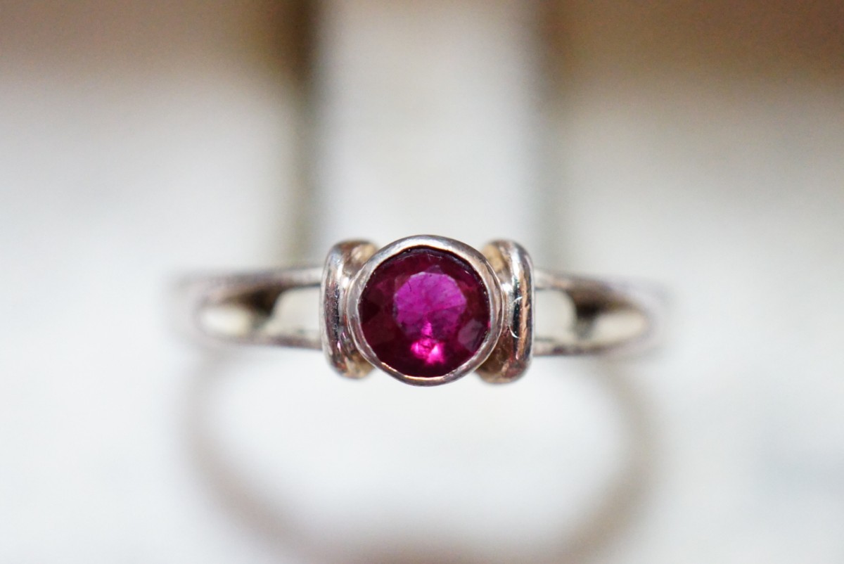 709 天然ルビー リング 指輪 約10号 ヴィンテージ アクセサリー SILVER刻印 ビンテージ アンティーク 色石 宝石 カラーストーン コランダム(ルビー)｜売買されたオークション情報 ...