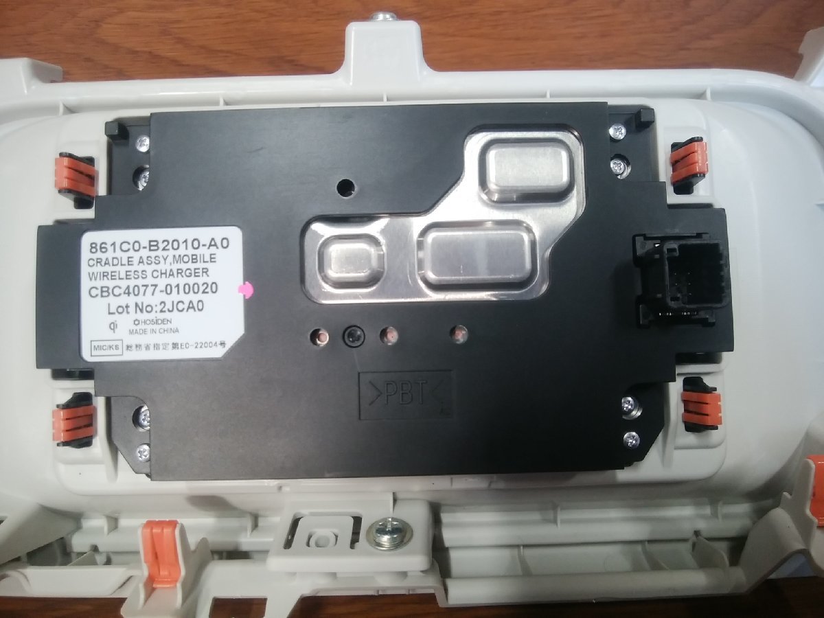 O#458 ムーヴキャンバス 5BA-LA850S 令和5年1月 純正置くだけ充電パネル 861C0-B2010-A0 助手席側ダッシュカバー ...