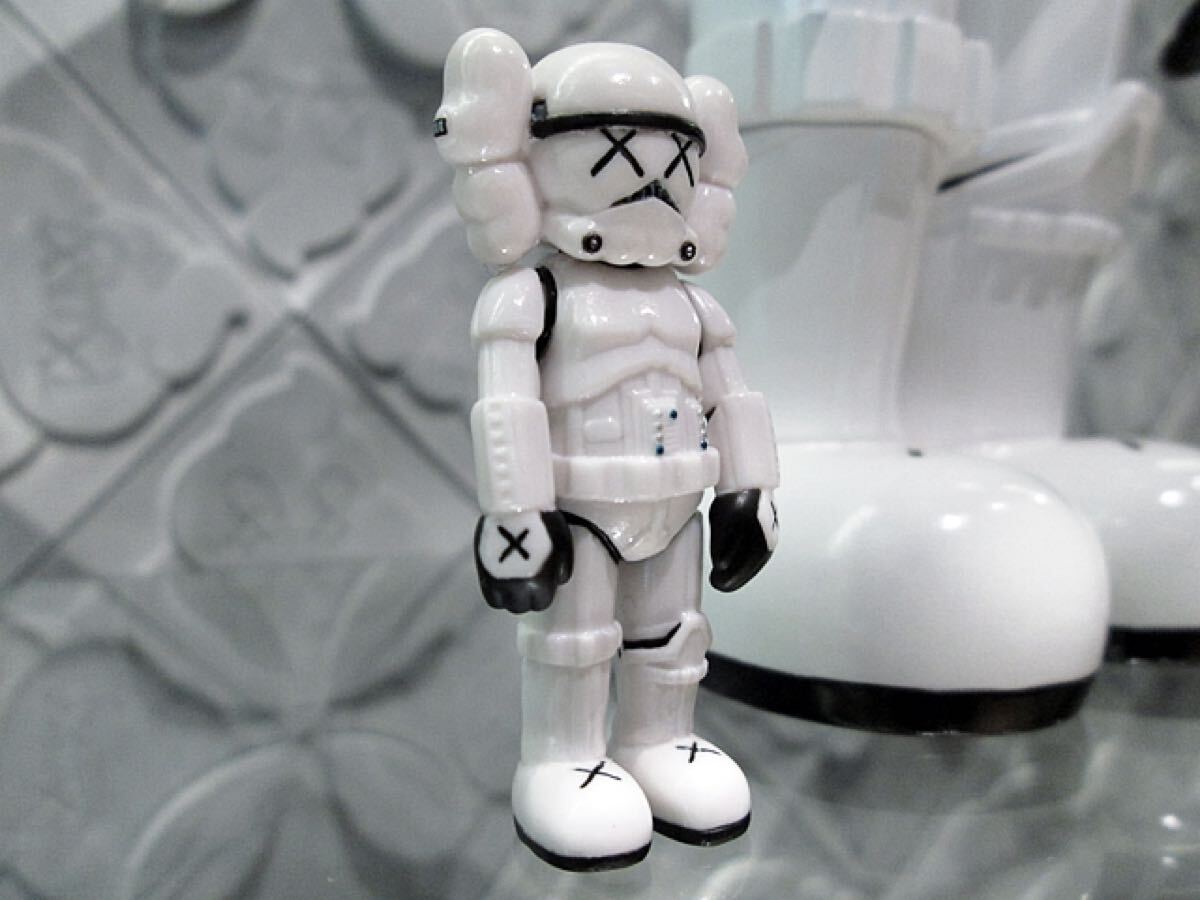 激レア 保存 STAR WARS MINI KAWS Storm Trooper figure original fake カウズ スター ...