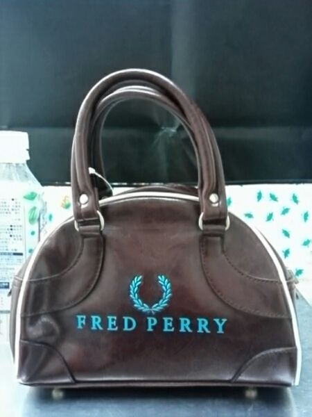 FREDPERRY おしゃれなスポーツバッグ ミニ茶(ビニール製)｜売買されたオークション情報、yahooの商品情報をアーカイブ公開 - オークファン（aucfan.com）