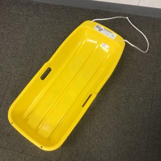 直接受け渡し 東京 snowboat type-1 大型ソリ 雪遊び スノーアイテム 黄色 横415×全長880×高さ110mm 930g ...