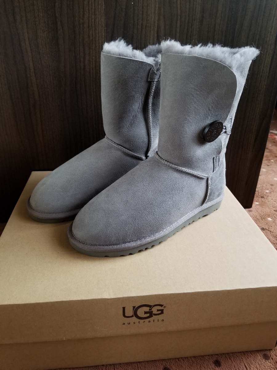 UGG アグ ムートンブーツ シープスキン ベイリーボタン US5 グレー 22.5cm(US5以下)｜売買されたオークション情報、yahooの商品情報をアーカイブ公開 - オークファン ...