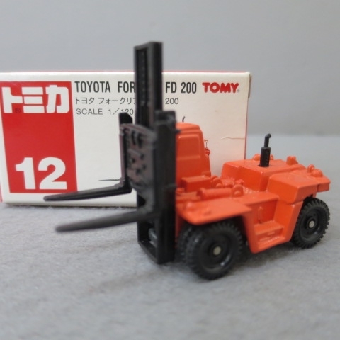 C331 トミカ 赤箱 No.12 トヨタ フォークリフト FD 200 1/120 A(建設車両、作業車)｜売買されたオークション情報、yahooの商品情報をアーカイブ公開 - オークファン ...