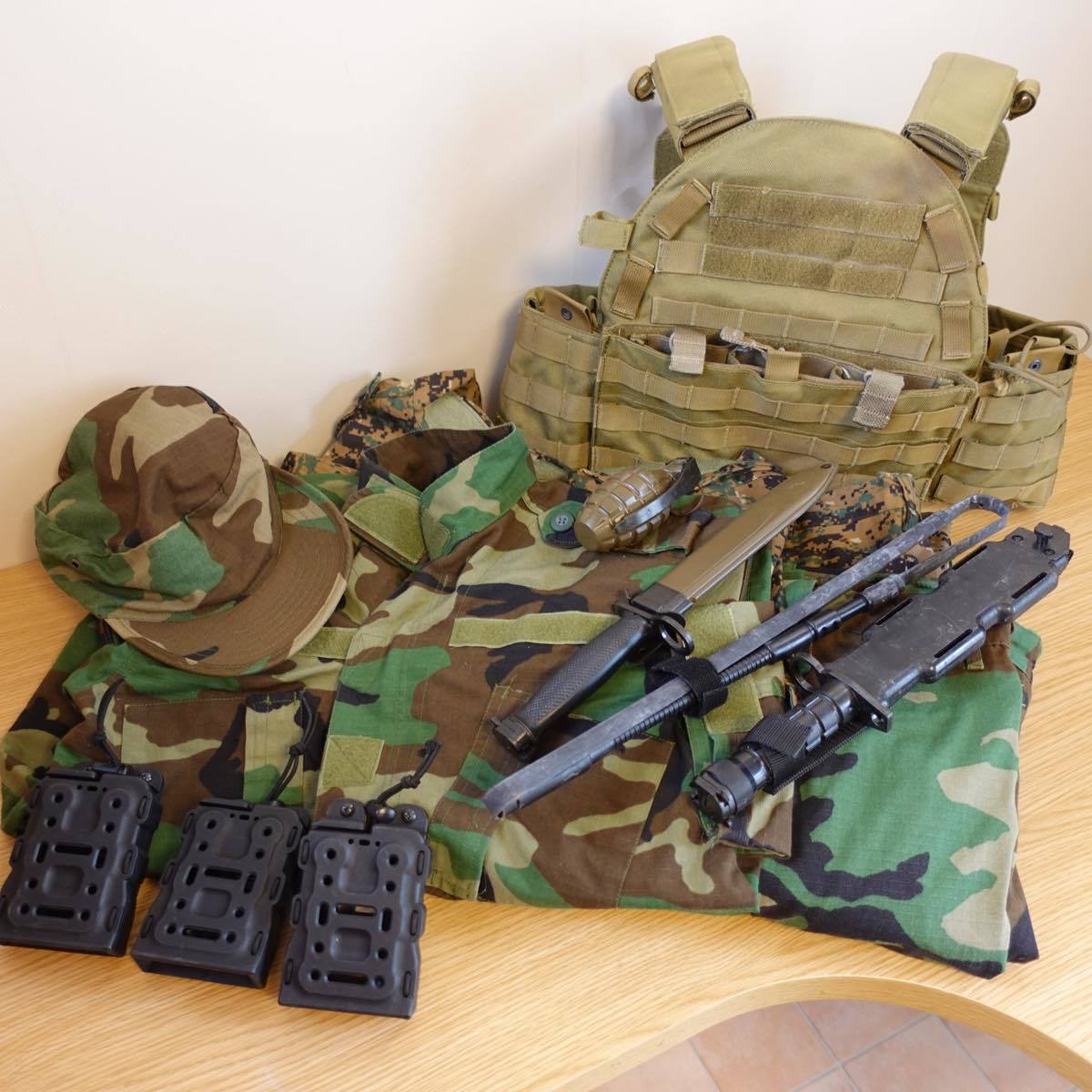 迷彩服上下Mサイズ二組 タクティカルベスト ダミーナイフ等 #2804(戦闘服)｜売買されたオークション情報、yahooの商品情報をアーカイブ公開 - オークファン（aucfan.com）