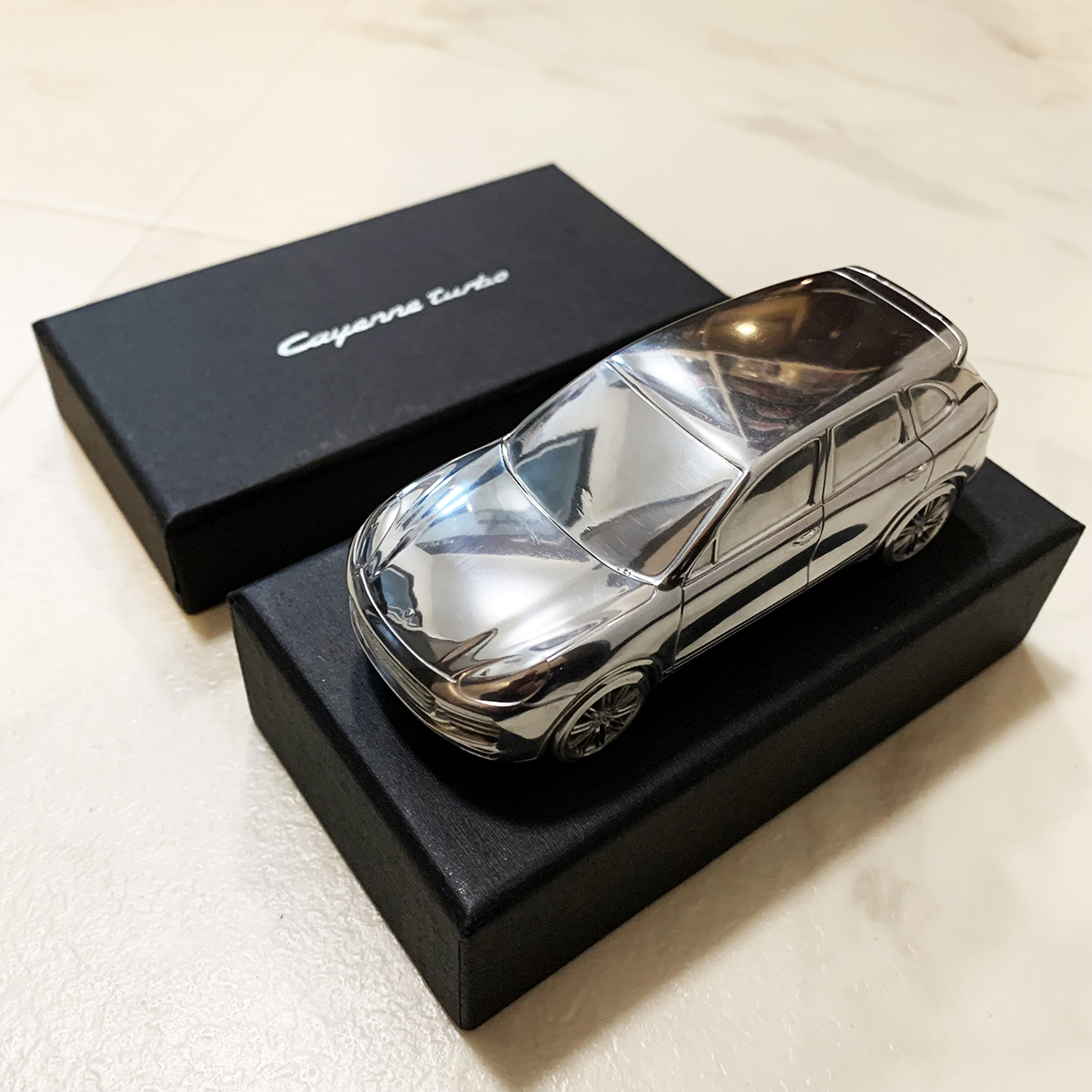 非売品 箱入り未使用 ポルシェ カイエンターボ POLSCHE Cayenne turbo ペーパーウエイト メタルカー 純正 ノベルティ