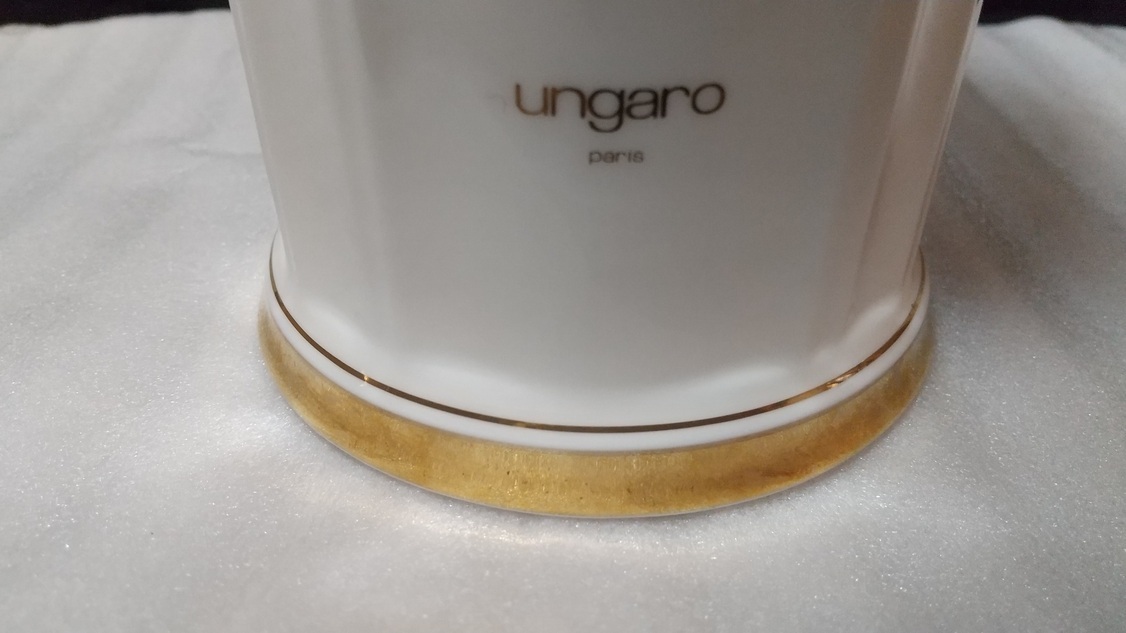 ウンガロ ungaro 花瓶 花器 インテリア 白 無地 シンプル(花瓶)｜売買されたオークション情報、yahooの商品情報をアーカイブ公開 - オークファン（aucfan.com）