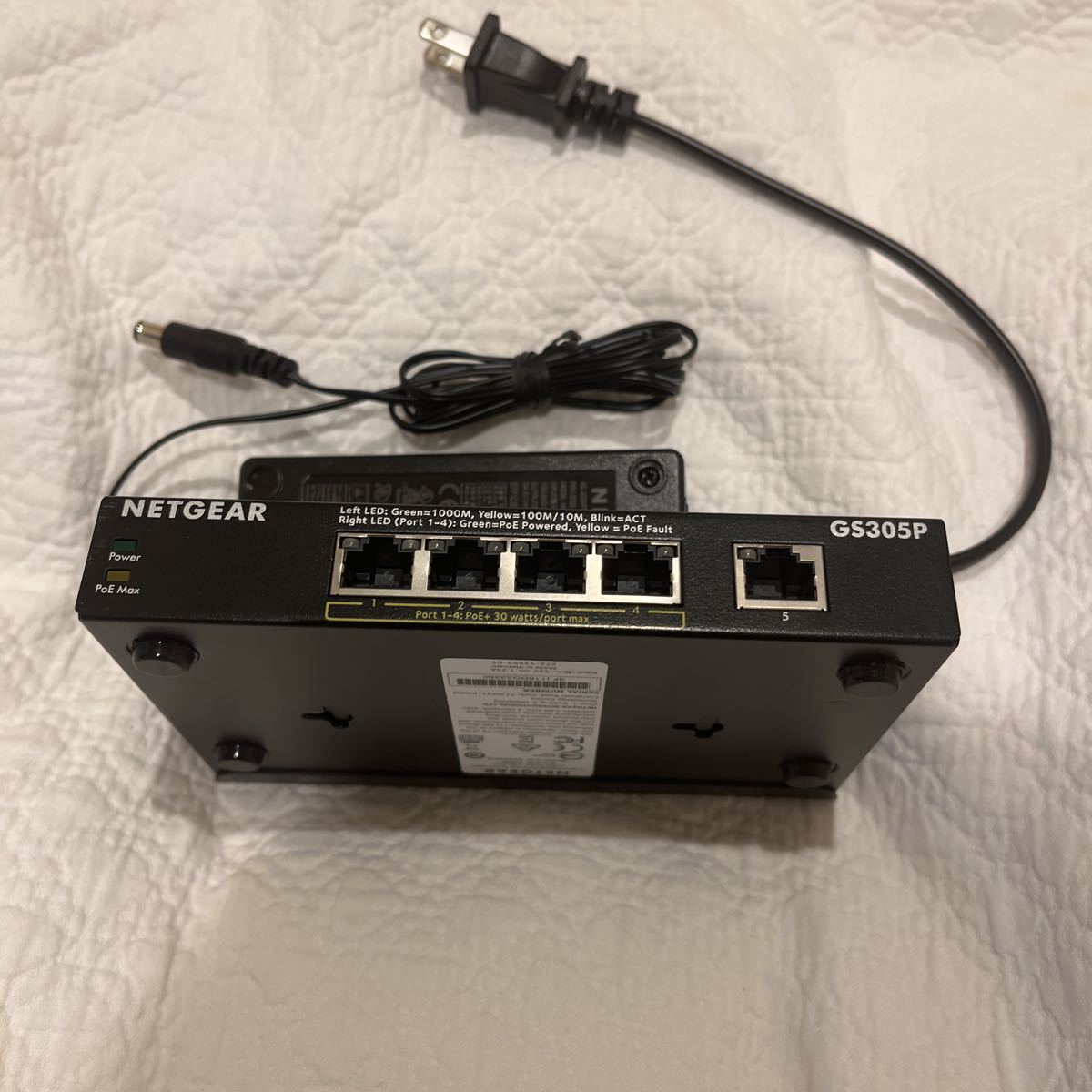 ネットギア 卓上型コンパクト アンマネージスイッチングハブ GS305P ギガビット 5ポート PoE+ 4ポート 63W 静音ファンレス 省 ...