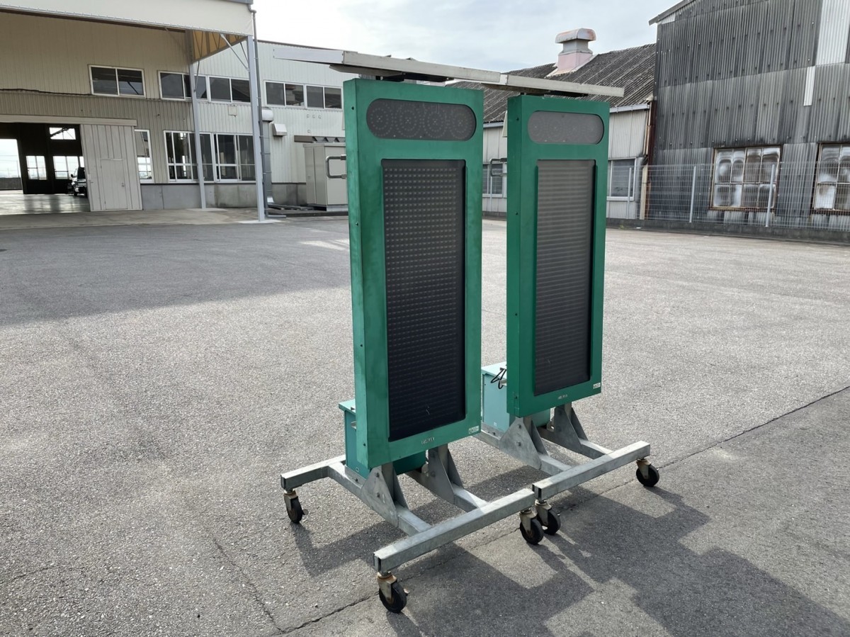 愛知 西尾倉庫店 AA61 2台セット ソーラー式電光標識 CONLUX松本 CMF330SV Ⅲ 交通整理 工事 誘導 LED 電光掲示板 ...
