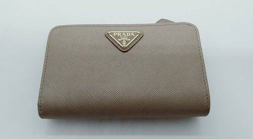 PRADA プラダ 二つ折り財布 サフィアーノ ベージュ A304(女性用財布)｜売買されたオークション情報、yahooの商品情報をアーカイブ公開 - オークファン（aucfan.com）