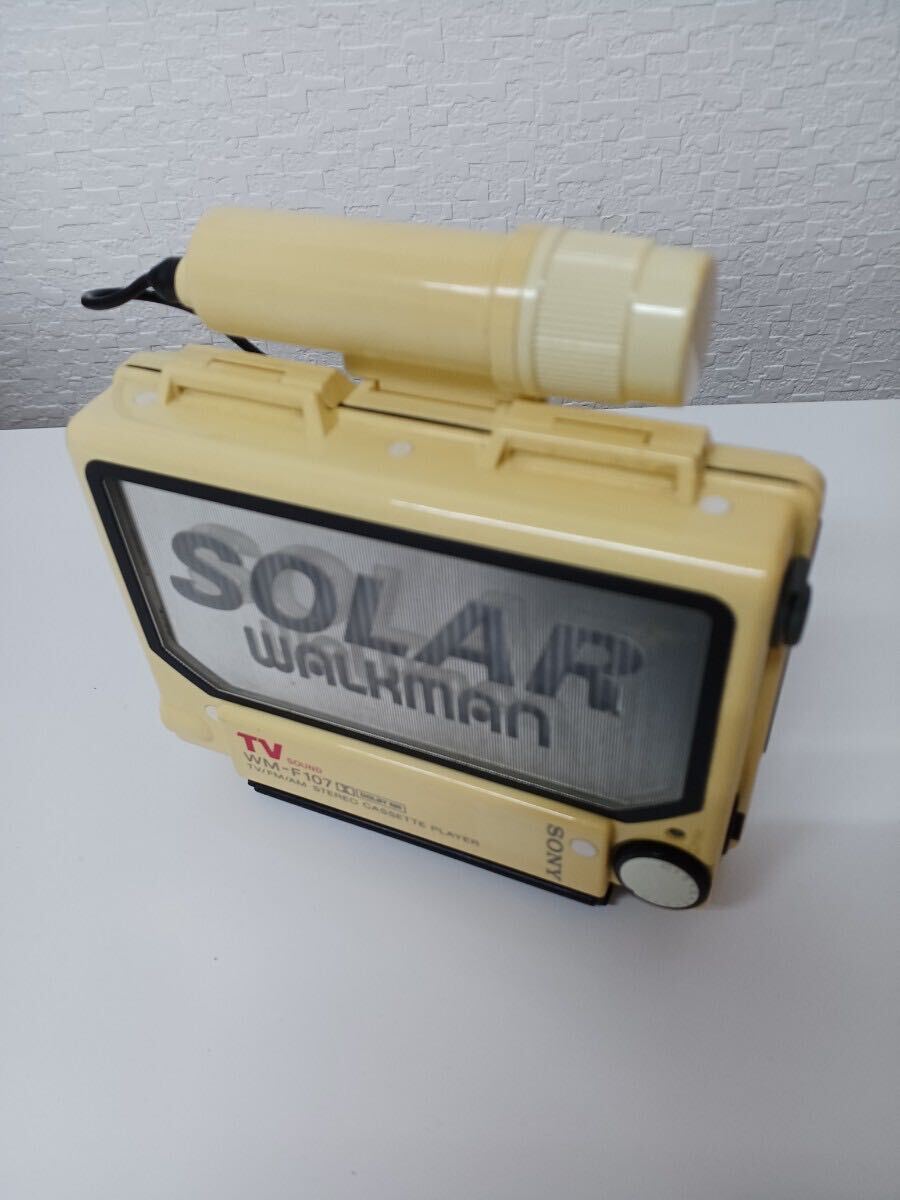 UU135 Sony SOLAR Walkman WM-F107 ソニー ソーラー ウォークマン ポータブル カセットプレーヤー ジャンク ...