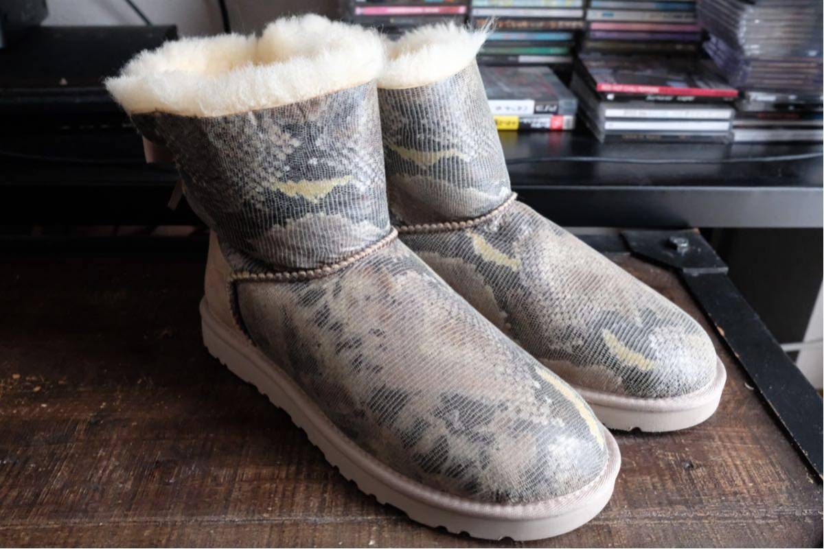UGG ウィメンズ Mini Bailey Bow Snake 1005534 MTL メタル(US8)｜売買されたオークション情報、yahooの商品情報をアーカイブ公開 - オークファン ...