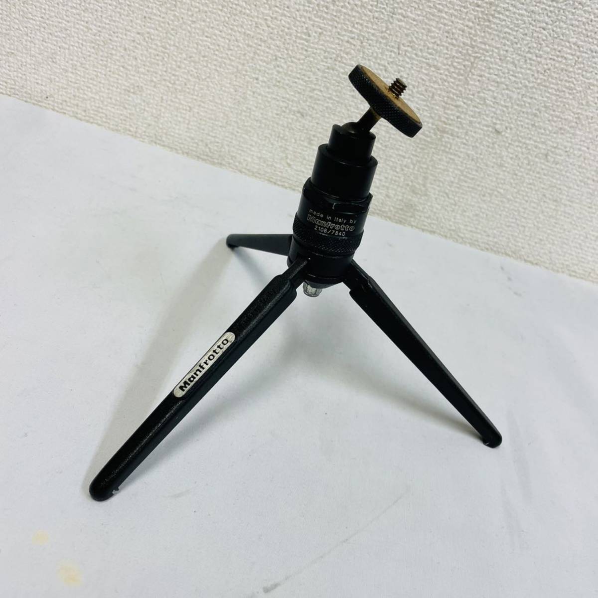 Manfrotto マンフロット 210B/7840 テーブルポッド 小型三脚 made in italy NN5556(三脚)｜売買されたオークション情報、yahooの商品情報をアーカイブ ...