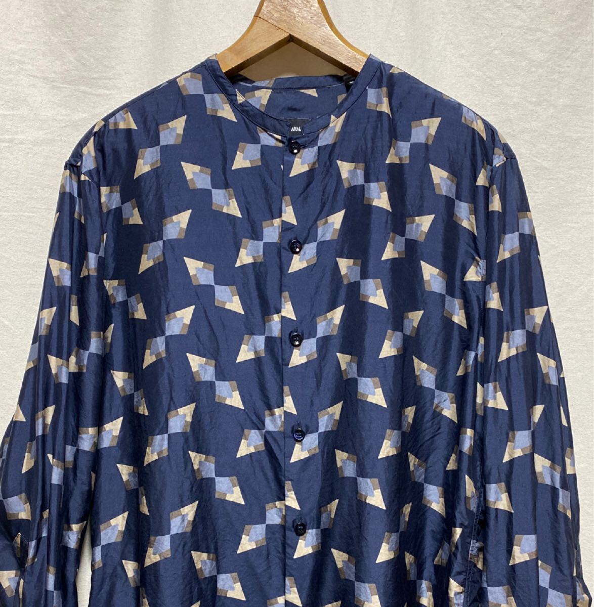 イタリア製 ジョルジオアルマーニ シルク100% ジオメトリック柄 ノーカラーシャツ ネイビー 幾何学柄 GIORGIO ARMANI(長袖シャツ)｜売買されたオークション情報、yahooの ...