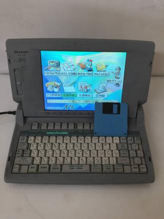 SHARP シャープ カラー液晶ワープロ 書院 WD-C20 通電OK(ワープロ専用機)｜売買されたオークション情報、yahooの商品情報をアーカイブ公開 - オークファン（aucfan.com）