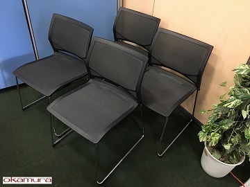 現品限り okamura/オカムラ スタッキングチェア4脚セット W519D567H782座面447 mm ブラックシェル Zart/ツァルト ...