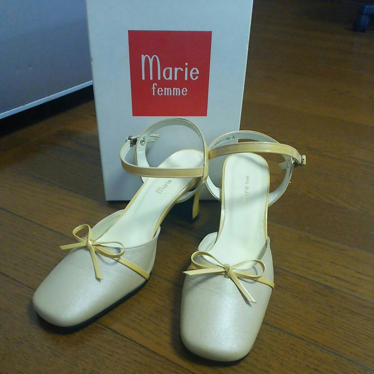 23.5EE ベージュラメ入りパンプス 1回使用(ベージュ系)｜売買されたオークション情報、yahooの商品情報をアーカイブ公開 - オークファン（aucfan.com）