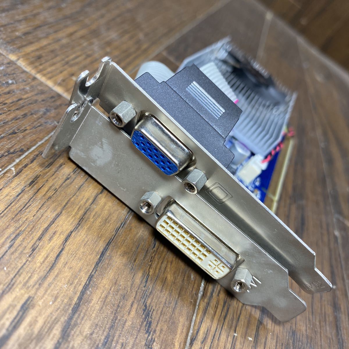 GGA35-99 激安 グラフィックボード ECS GeForce GT 220 1024MB NGT220C-1GVS-F 認識.画像出力 ...