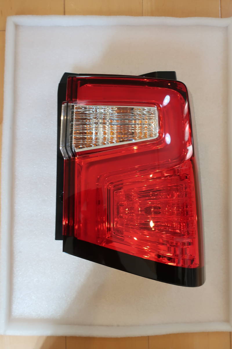 新車外し 三菱 デリカ D5 D:5 後期 CV1W 右 LED テール ライト ランプ EFM924-01020 8330B-138 ...