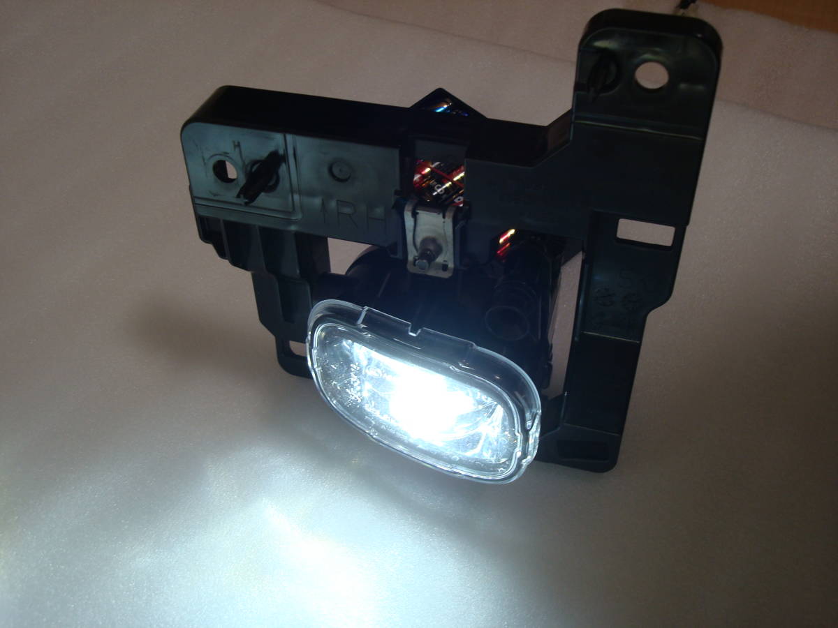 E13 ノート 純正 右 LED フォグランプ ブラケット付き 点灯確認済み P15 キックス T33エクストレイル(日産用)｜売買されたオークション情報、yahooの商品情報をアーカイブ公開 ...