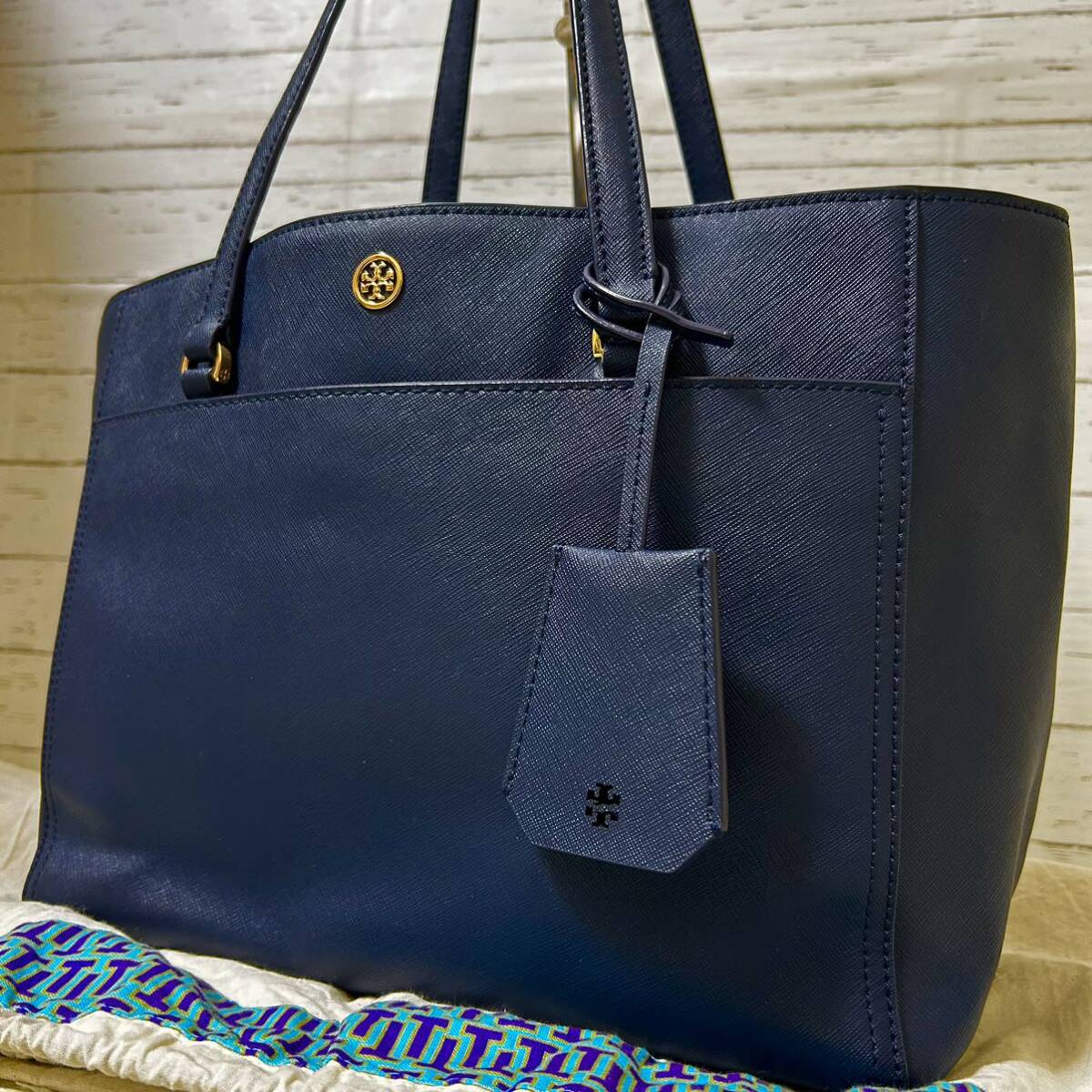 極 Tory Burch トリーバーチ トートバッグ ビジネスバッグ A4収納可 肩掛け ロゴ チャーム 大容量 レザー ネイビー 紺色(かばん、バッグ)｜売買されたオークション情報 ...