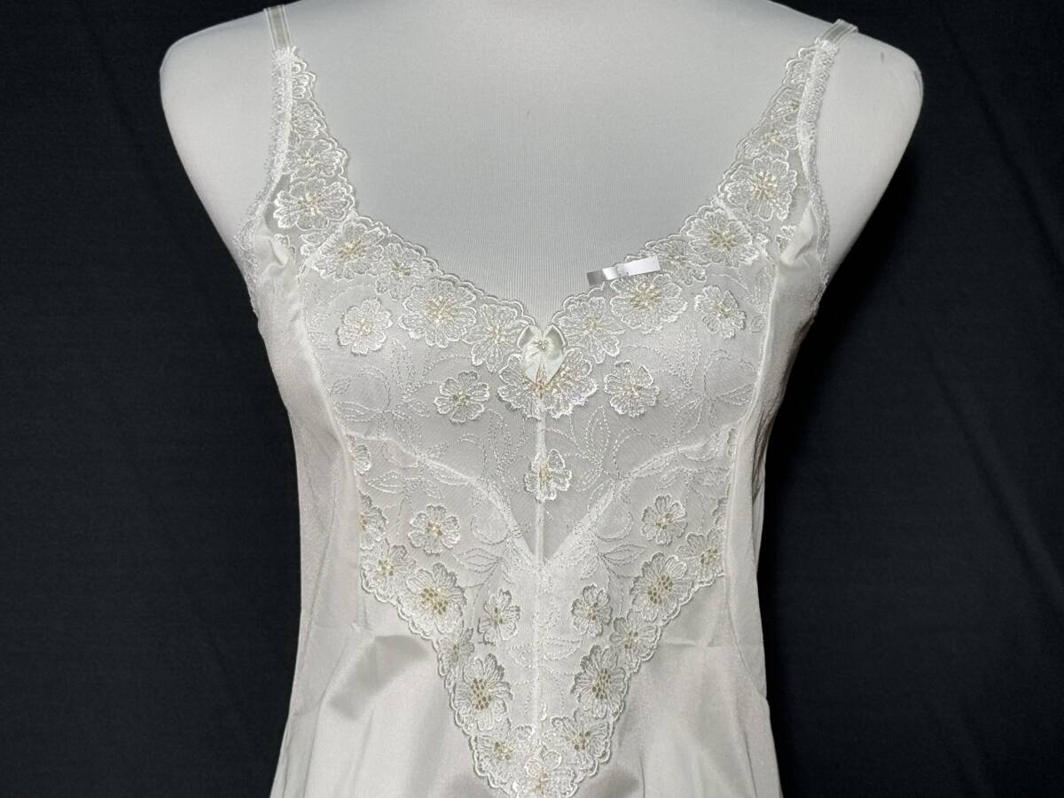 7701 B80 短スリップ GUNZE グンゼ 胸周り刺繍レース(Mサイズ)｜売買されたオークション情報、yahooの商品情報をアーカイブ公開 - オークファン（aucfan.com）