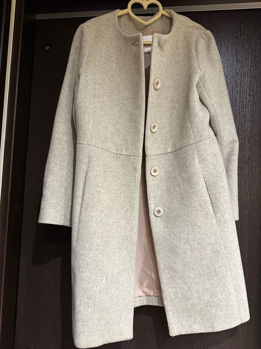 Techichi ノーカラーロングコート ホワイトグレー 内ピンク テチチ(Mサイズ)｜売買されたオークション情報、yahooの商品情報をアーカイブ公開 - オークファン（aucfan.com）