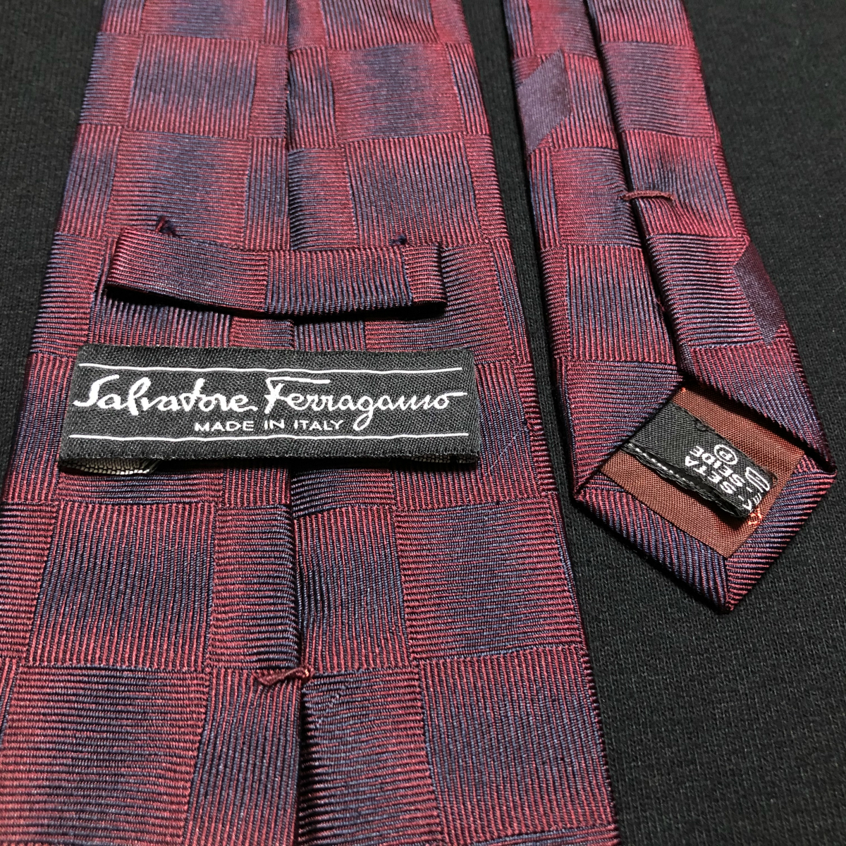 フェラガモ スクエアパターン ワインレッド ネクタイ A102-R10(ネクタイ)｜売買されたオークション情報、yahooの商品情報をアーカイブ公開 - オークファン（aucfan.com）