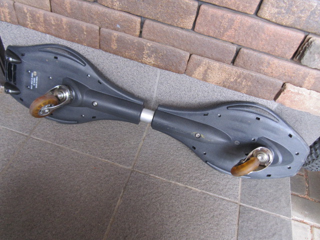 使用品 ローリング JDRAZOR 安定重量4Kg 左くねくね右 JBOARD ウィール直径75mm 劣化少 ブレイブボード 品(完成品 ...