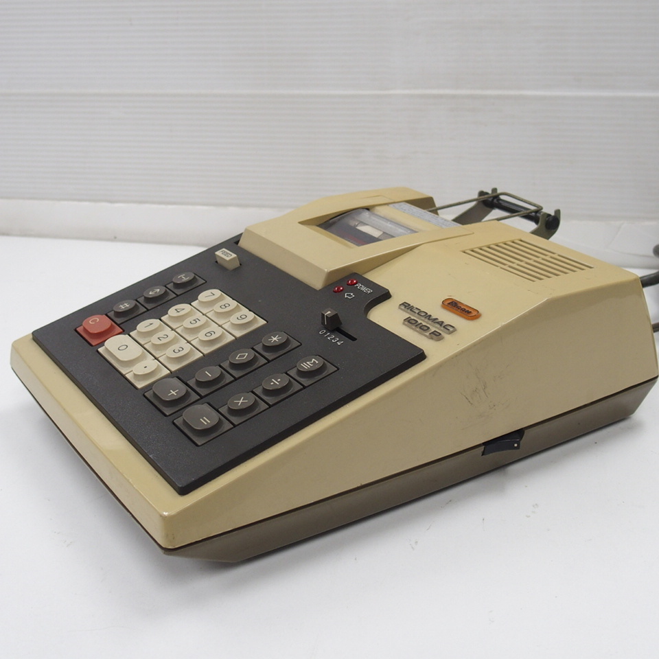 RICOH 卓上計算機 RICOMAC 1010P アンティーク品 リコー 昭和 レトロ 家電 通電確認済 現状 ジャンク扱 m002(電化製 ...