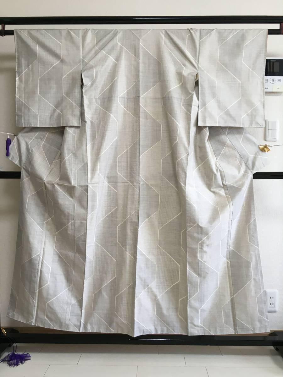e0525 正絹 白地に黒 モダン柄 白大島紬 袷 着物 丈154 裄63(大島紬)｜売買されたオークション情報、yahooの商品情報をアーカイブ公開 - オークファン（aucfan.com）