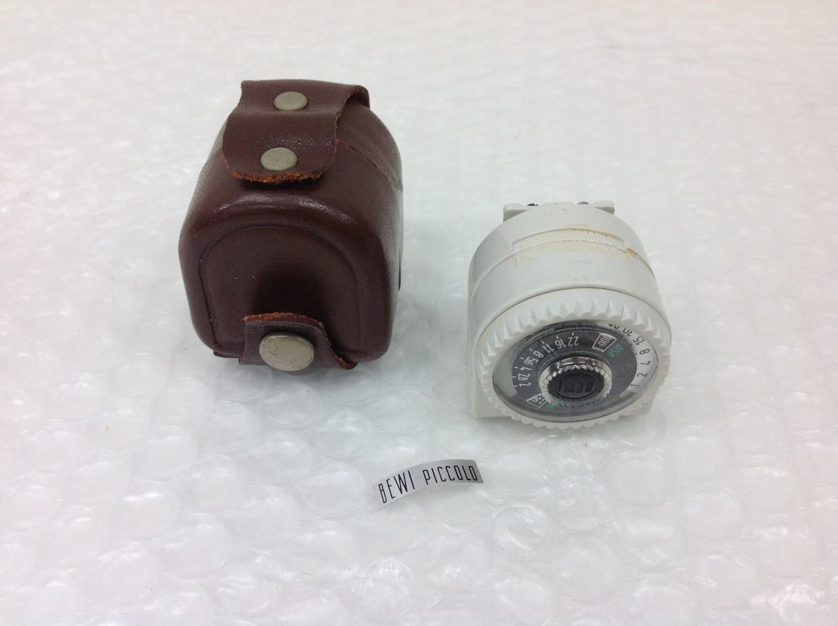 営KZ220-60-M カメラ器材 BEWI PICCOLO ベウィ ピッコロ 露出計 ドイツ製 made in germany /アンティーク 革ケース付き(露出計)｜売買されたオークション ...