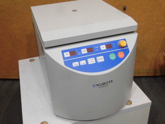A17309 KUBOTA Model 2800 テーブルトップ冷却遠心機 現状品 通電確認 冷えて回転はしているよう した 引取限定(測定器 ...
